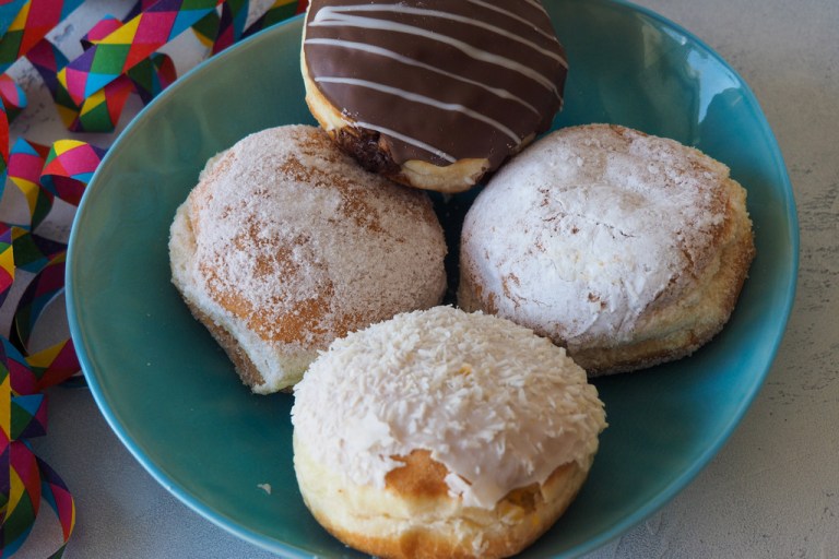 Celebrating German Fasching with these delicious apple fritters ...