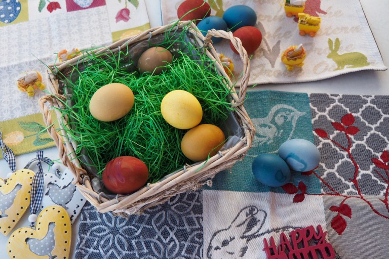 Your guide to natural coloured Easter Eggs – Carrots and Tigers