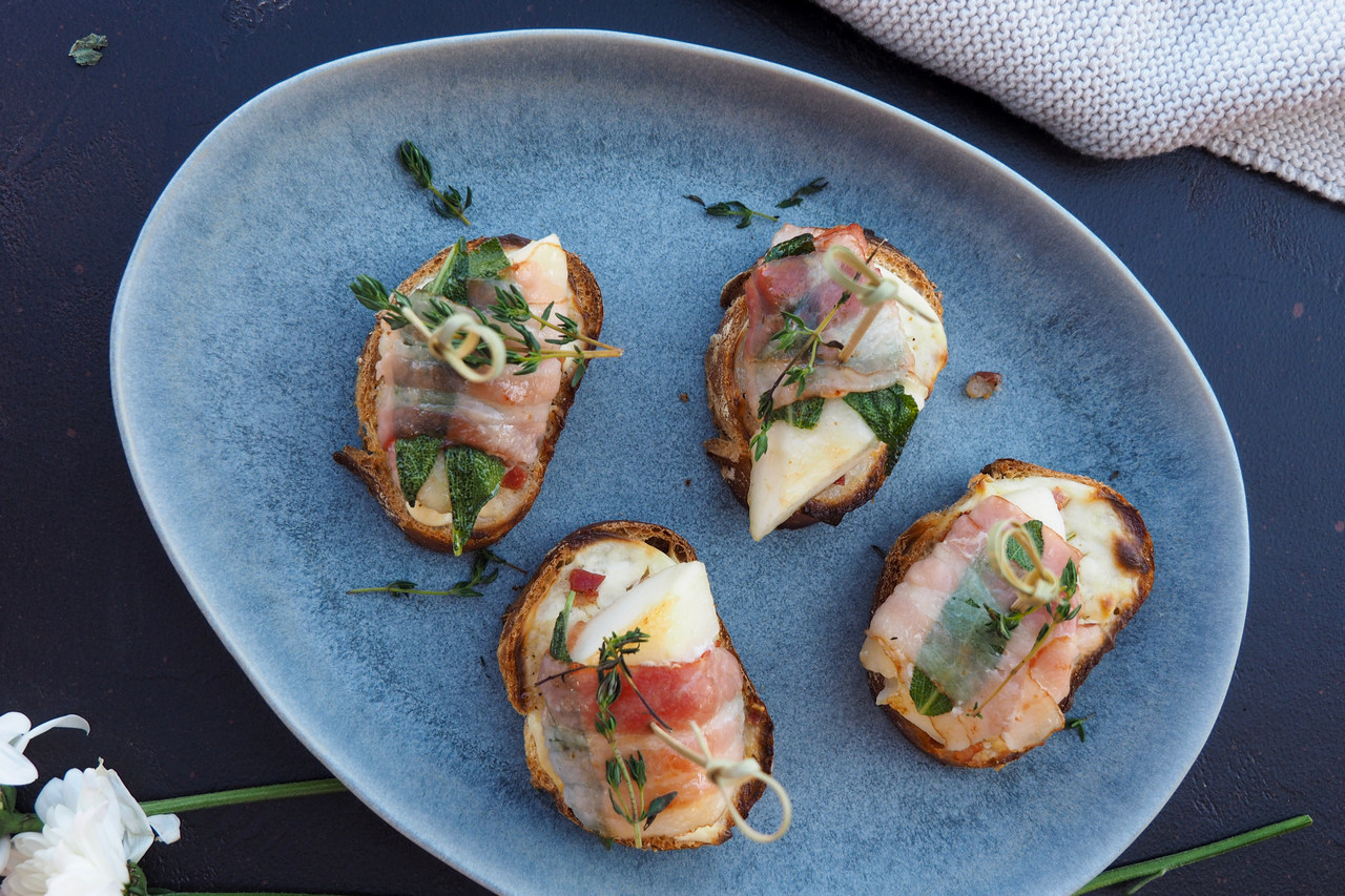 Pear and Sage Crostini, the most perfect early autumn appetizer ...