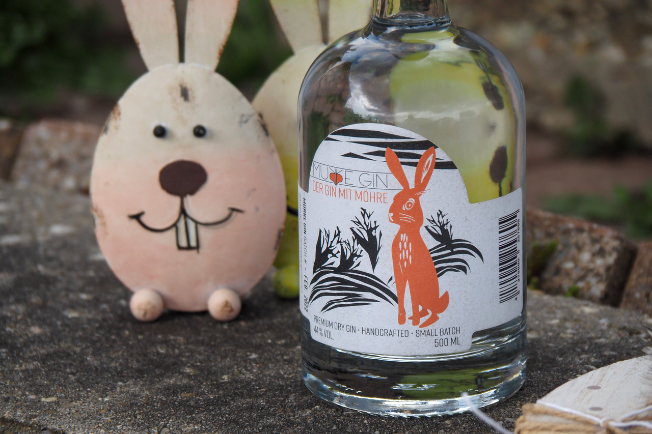 Tasting the gin made with carrots - Murre Gin from Germany