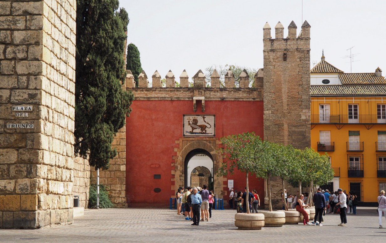 Sevilla Travel Guide: Exploring Barrio de Santa Cruz