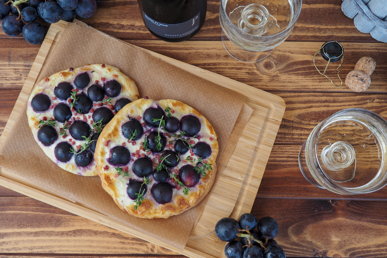 Aperitivo time with a fall-flavoured grape pizza and German Winzersekt