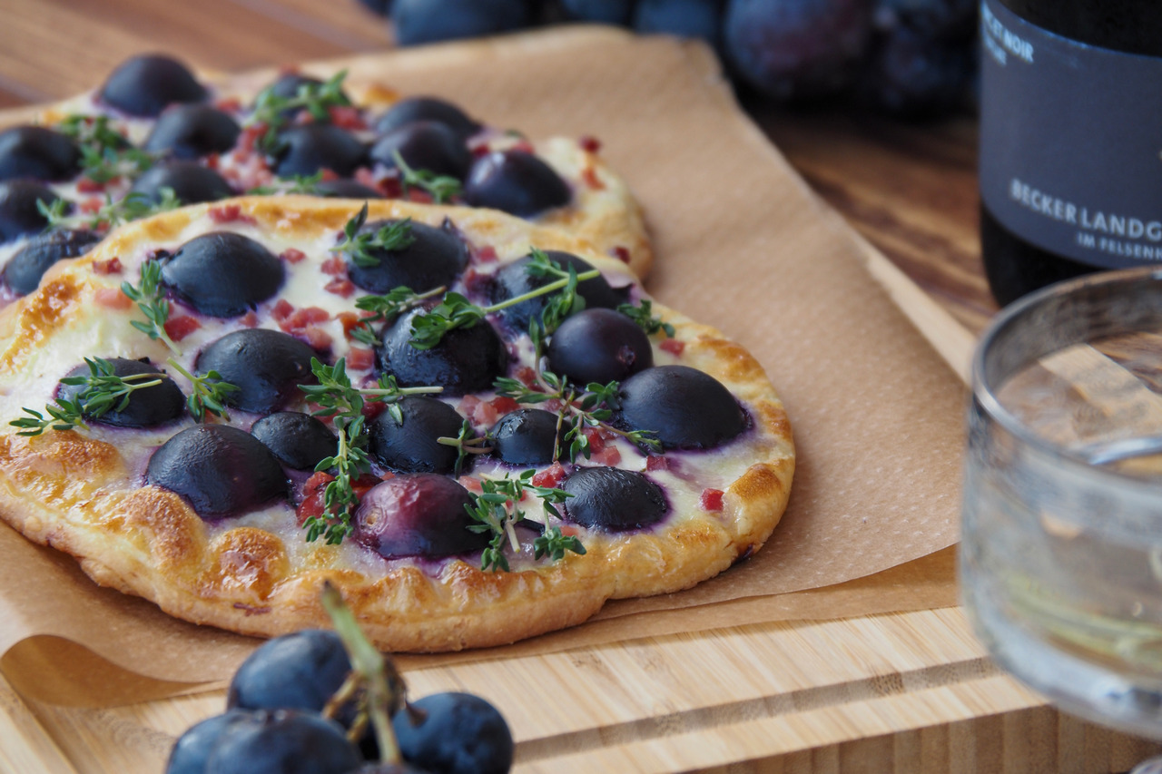 Aperitivo time with a fall-flavoured grape pizza and German Winzersekt