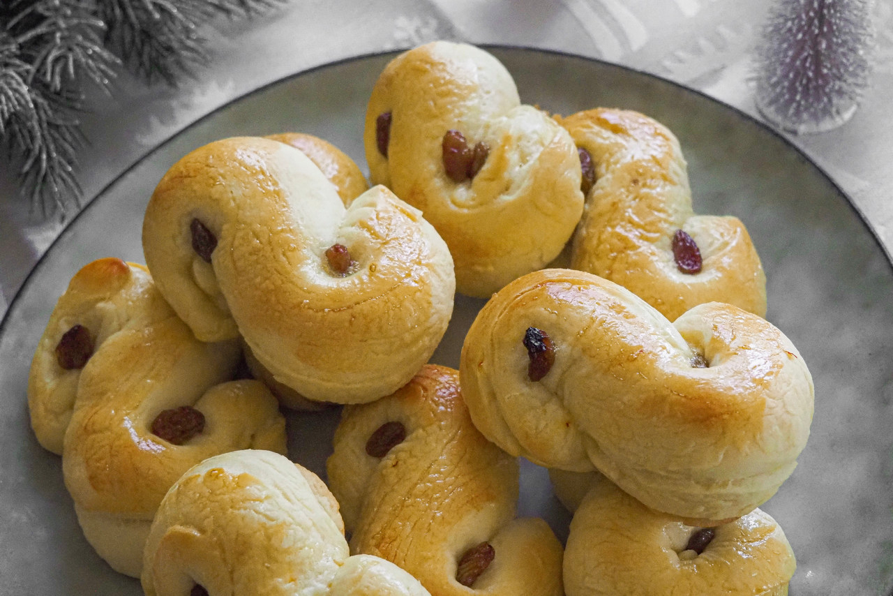 How to make Lussekatter, the traditional Swedish saffron buns eaten on ...
