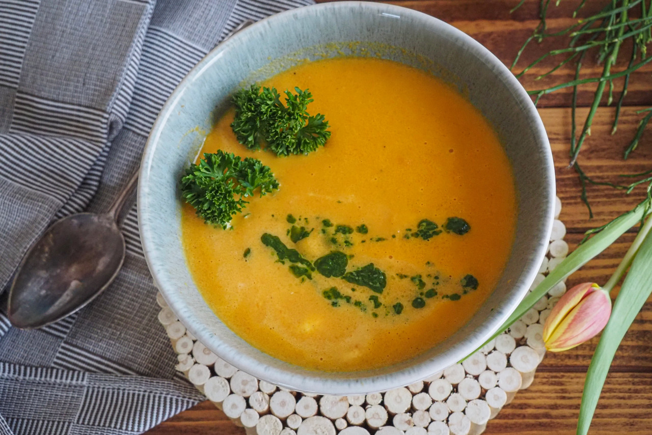 Easy Carrot Soup With Parsley Oil